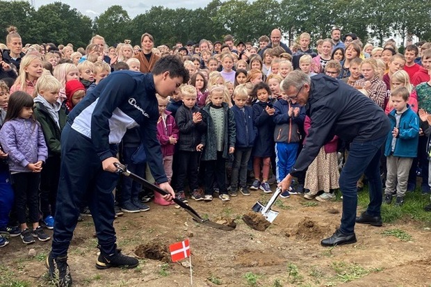 Nu er første spadestik til den nye Dybkærskole taget - Silkeborg Netavis